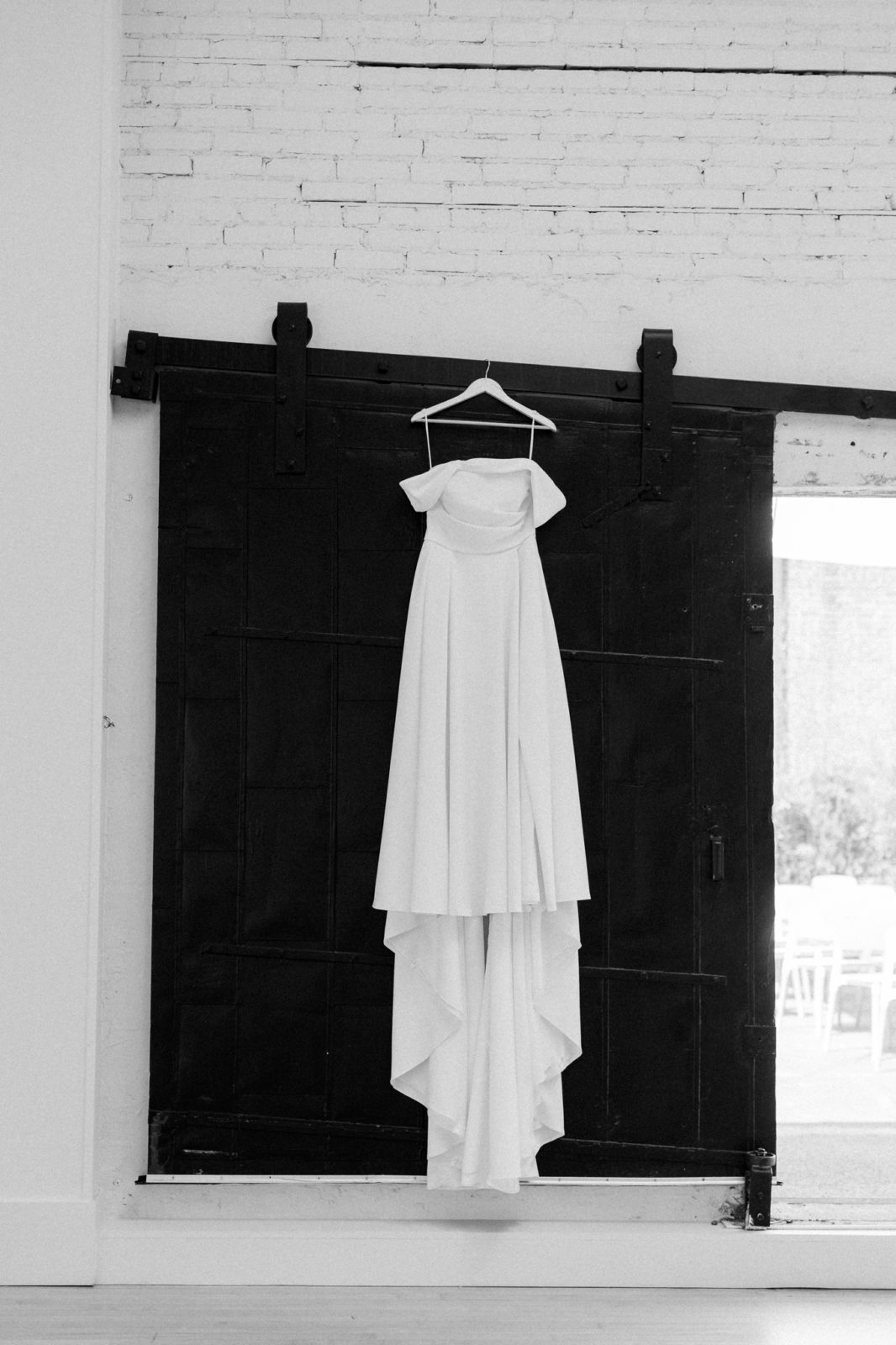 A Modern Wedding at Gordon Green in Cleveland | Mr + Mrs Barnhart