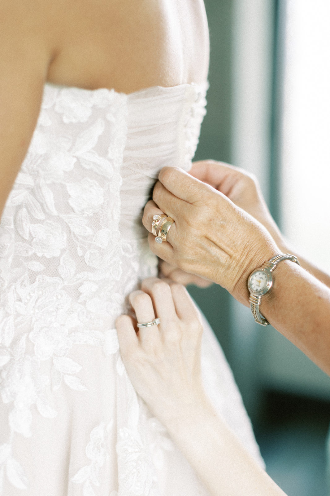 A Traditional Michigan Wedding in Grand Rapids | Michelle + Vince