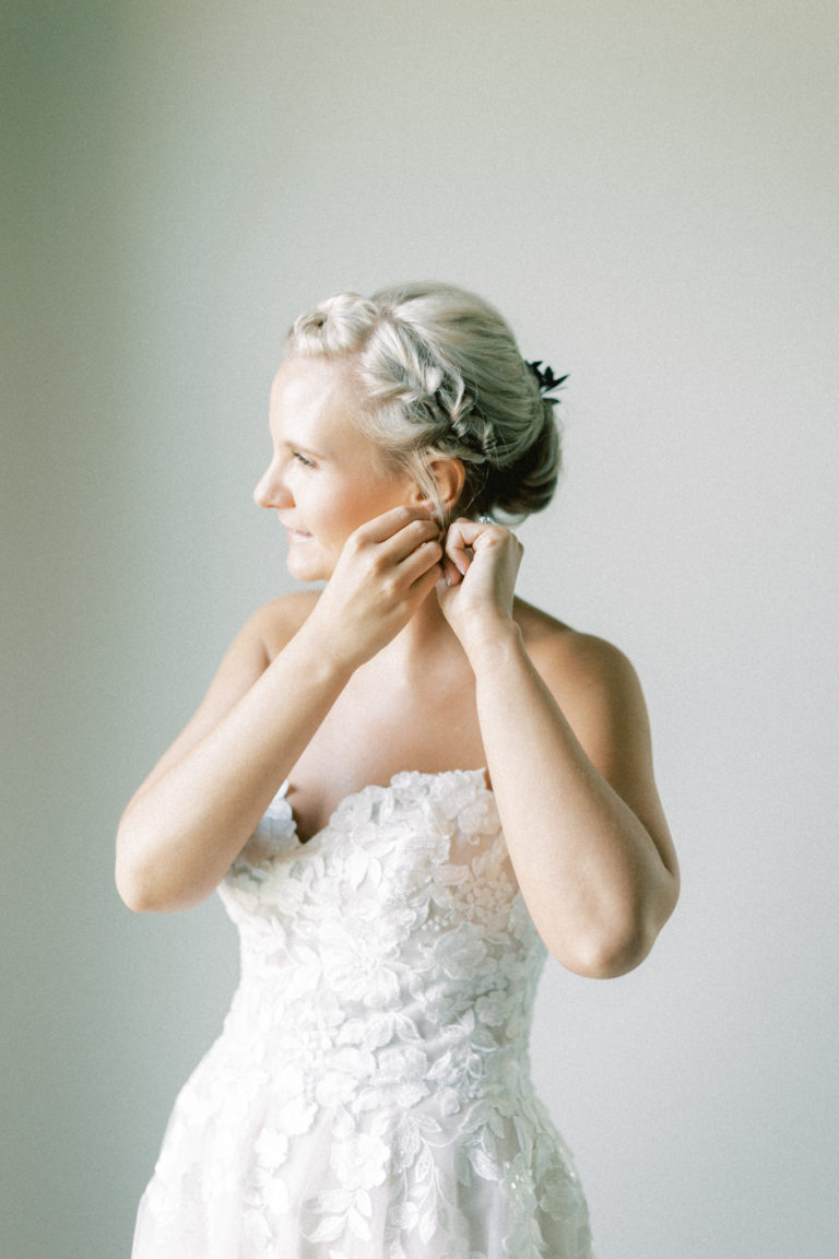 A Traditional Michigan Wedding in Grand Rapids | Michelle + Vince